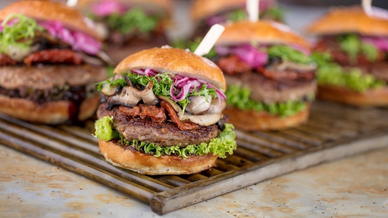 Hovězí burger se sušenými rajčaty a BBQ omáčkou