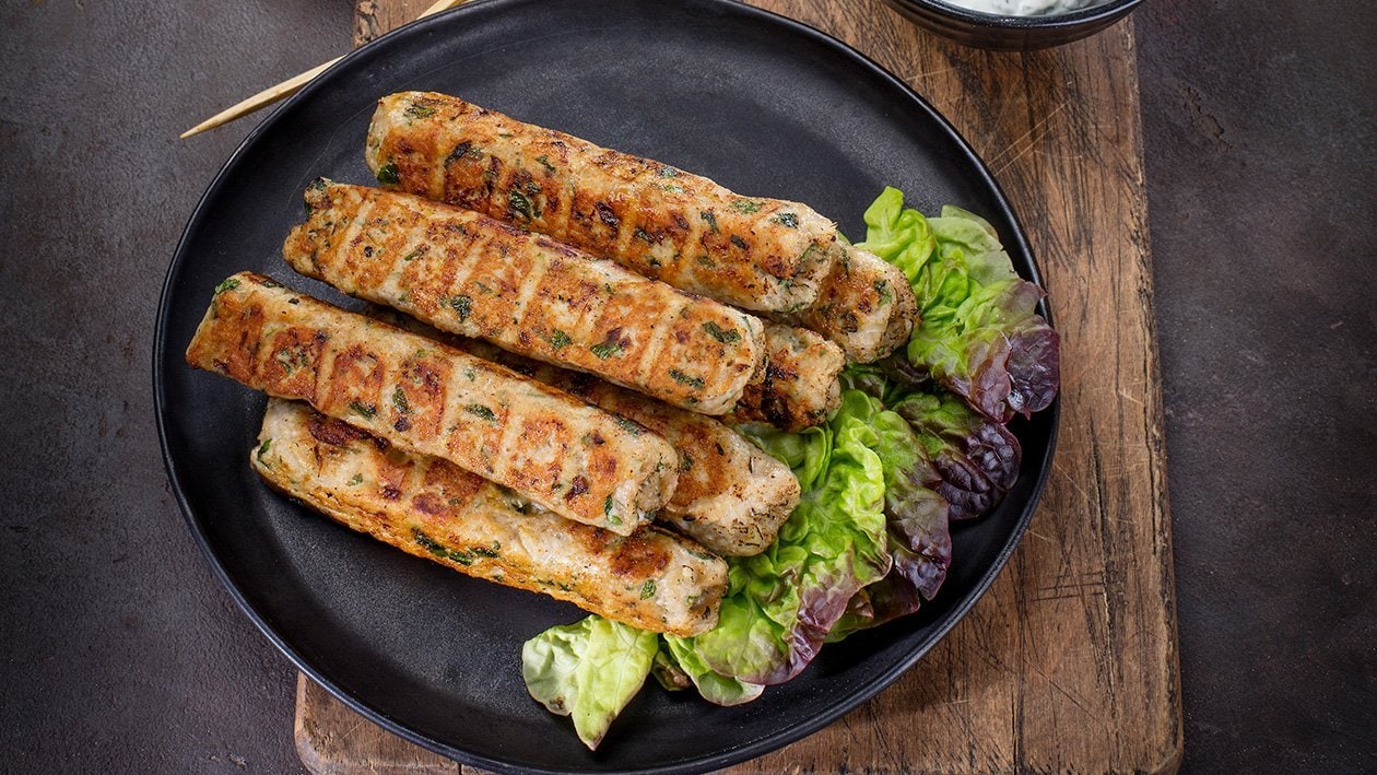 Kebab na špízu s mátovou omáčkou a arabským chlebem