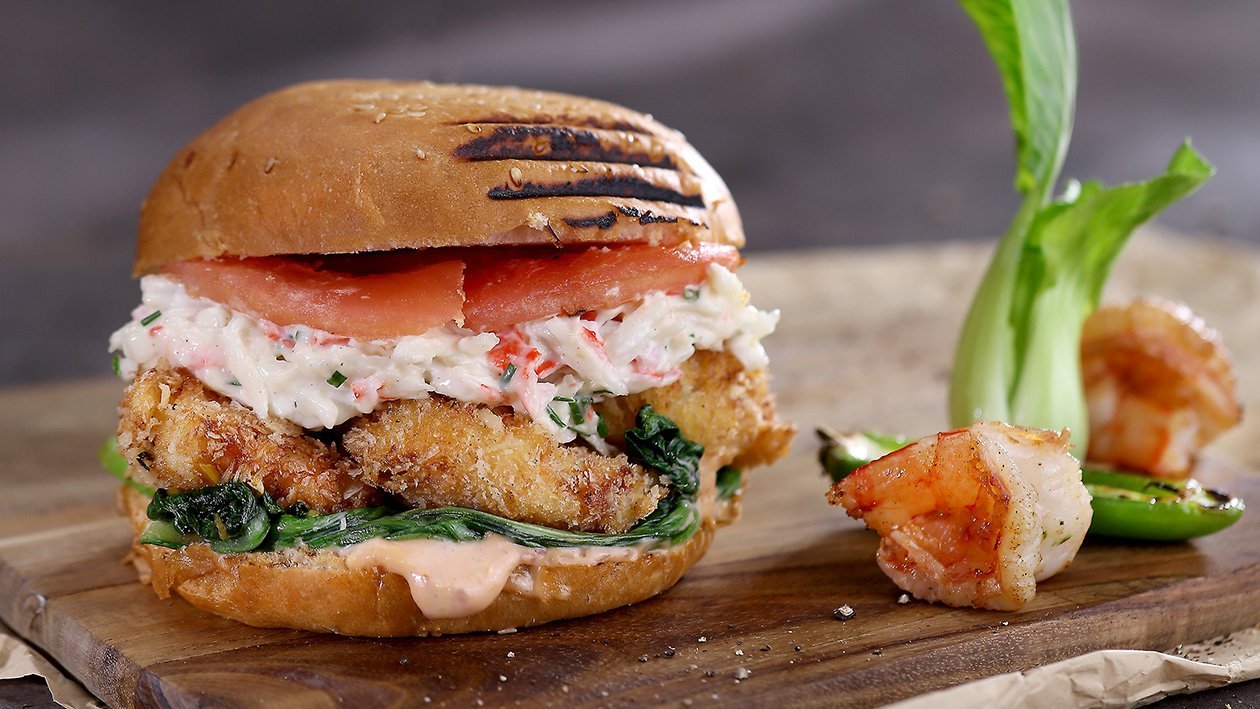 Krevetový burger se slaninou a čínským zelím | Recept